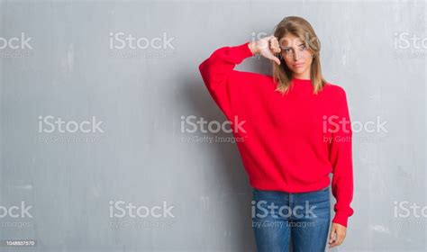 아름 다운 젊은 여 서 그런 지 회색 벽 성 난 얼굴 아래로 엄지 싫어 보여주는 음수 부호 거부 개념 입고 겨울 스웨터 개념에 대한 스톡 사진 및 기타 이미지 Istock
