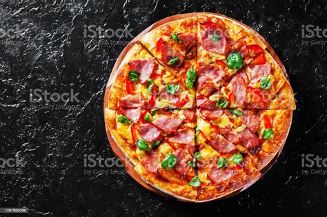 모 짜 렐 라 치즈 햄 고추 고기 토마토 소스 향신료와 신선한 바 질으로 피자 검은 배경에 이탈리아 피자 0명에 대한 스톡 사진