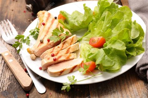 Pechuga De Pollo A La Plancha Con Ensalada Varios De Pollo