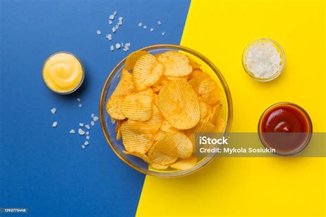 컬러 배경에 그릇에 소세가있는 상단보기 칩 복사 공간이있는 상단보기 1위에 대한 스톡 사진 및 기타 이미지 1위 가지 식물 부위 감자 요리 Istock