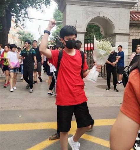 明星毕业季，易烊千玺晒毕业照老干部风，吴磊参加毕业会引围观