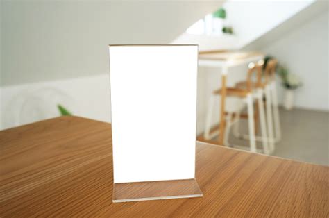 바 레스토랑 카페의 나무 테이블 위에 서있는 Wenu 프레임 텍스트 마케팅 홍보를위한 공간 0명에 대한 스톡 사진 및 기타 이미지 Istock