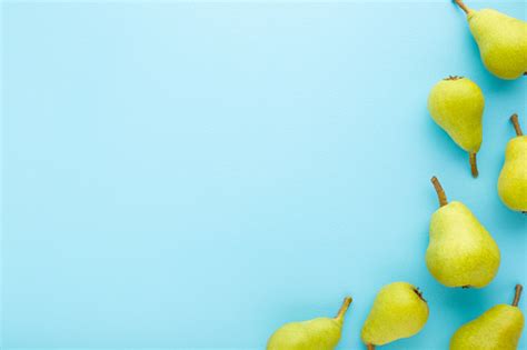 밝은 파란색 테이블 배경에 아름다운 신선한 녹색 배 파스텔 색상 근접 촬영 텍스트의 빈 장소입니다 하향 보기 과일에 대한 스톡 사진 및 기타 이미지 Istock