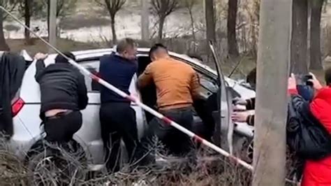 车辆侧翻油箱泄漏，休假战士紧急救援凤凰网视频凤凰网
