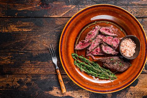 중간 희귀 슬라이스 구운 옹렛 매달려 부드러운 고기 쇠고기 스테이크 접시에 어두운 나무 배경 맨 위 보기입니다 복사 공간 0명에 대한 스톡 사진 및 기타 이미지 Istock