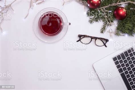 상위 뷰 오피스 테이블 책상입니다 흰색 배경 크리스마스 조명 Bokeh 안경에 노트북과 크리스마스 장식 작업 차 이랑 전화