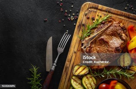Steak Daging Sapi Dengan Sayuran Panggang Di Papan Kayu Di Latar