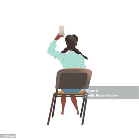 스마트 폰을 가진 젊은 여성 의자에 앉아 강사 백뷰 벡터 일러스트 레이 션을 듣는 교육 과정을 가지고 있습니다 Brand