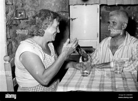 Eine Frau Und Ein Mann Sitzen Abends Bei Einem Schnaps Zusammen