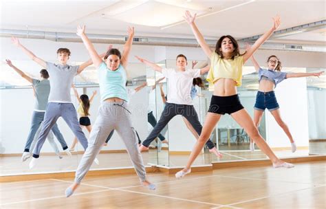 Grupo De Alegres Tuits Saltando Durante La Clase De Danzas Foto De