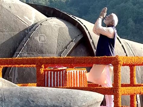 Smachaar पीएम मोदी ने स्टैचू ऑफ यूनिटी पर सरदार पटेल को दी श्रद्धांजलि एकता दिवस परेड में शामिल