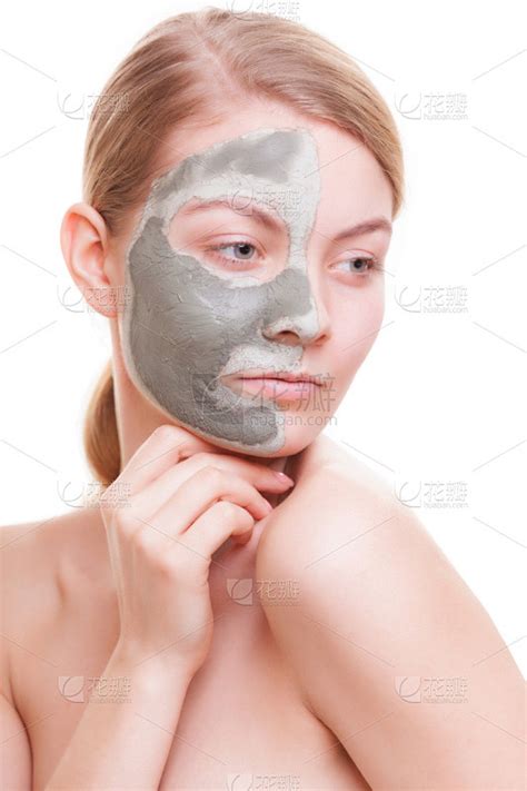 Spa美容人的脸部女人粘土面罩粉刺抗衰老去角质疙瘩垂直画幅