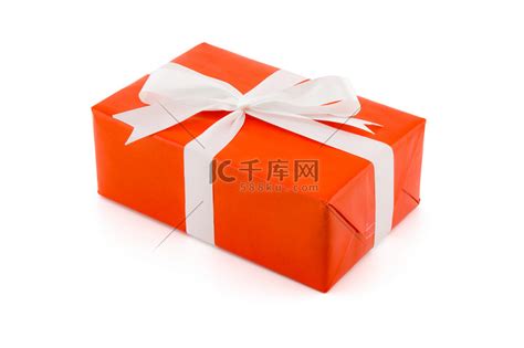 红色礼品盒白色丝带隔离在白色背景上，使用佛高清摄影大图 千库网