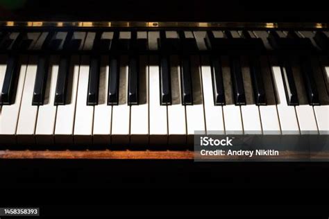 오래된 먼지 투성이의 피아노의 키보드를 배경으로 사용합니다 0명에 대한 스톡 사진 및 기타 이미지 0명 검은색 고풍스런 Istock