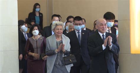 ព្រះមហាក្សត្រ និងសម្តេចម៉ែ ស្តេចយាងជាព្រះរាជាធិបតីដ៏ខ្ពង់ខ្ពស់បំផុត ក្នុងព្រះរាជពិធីខួប ១០០