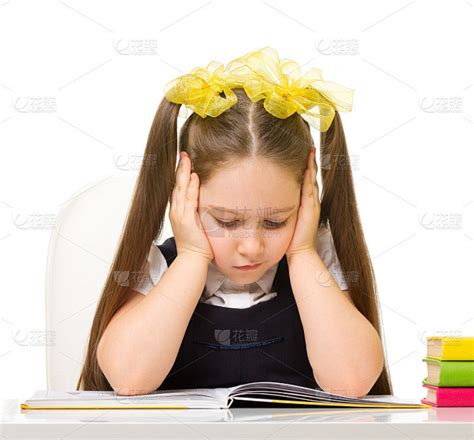 小女生坐在桌子旁