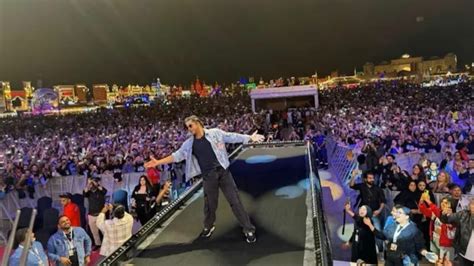 SRKs Dunki Bollywood Icon Shah Rukh Khan Dances To O Maahi In Dubai