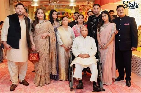 किसी निमंत्रण पत्र पर सपरिवार लिखा भी हो तो यार 26 लोगों को लेकर कौन