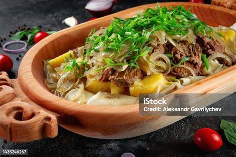 전통적인 카자흐스탄 요리 베쉬 바르 막 나무 접시에 양파와 야채를 듬뿍 넣은 양고기와 쇠고기의 향기로운 로스트 Astau 0명에 대한 스톡 사진 및 기타 이미지 Istock