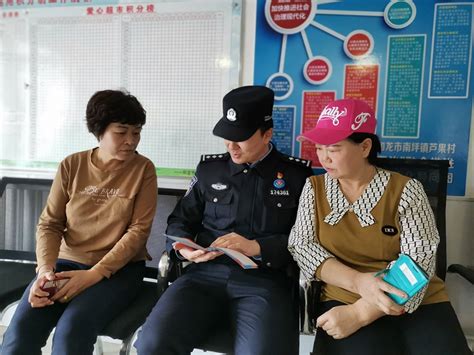 芦果边境派出所深入辖区宣讲两会精神农家书屋杂志