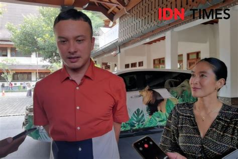 Duet Nicholas Saputra Dan Happy Salma Pentas Seni Di Solo
