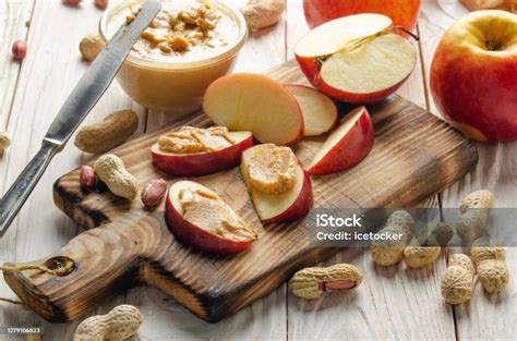 흰색 나무 부엌 테이블에 땅콩 버터와 사과 조각으로 잘라 보드 사과에 대한 스톡 사진 및 기타 이미지 사과 땅콩버터 살짝 담그기 Istock