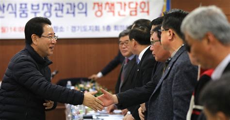 정책간담회 참석자들과 인사하는 김영록 장관