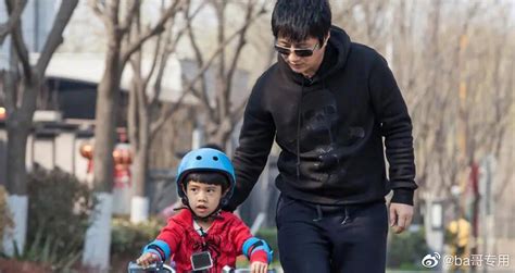 男歌手郑钧发微博，分享育儿故事：儿子撒谎被他抓住