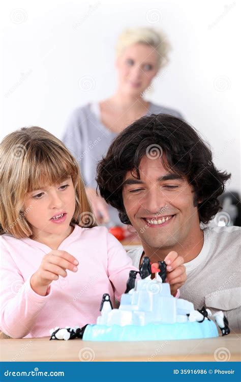 Vater Der Mit Seiner Tochter Spielt Stockfoto Bild Von Ansammlung T Glich
