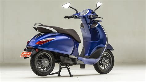Bajaj का सबसे सस्ता इलेक्ट्रिक स्कूटर लॉन्च के लिए तैयार Ola और Tvs को
