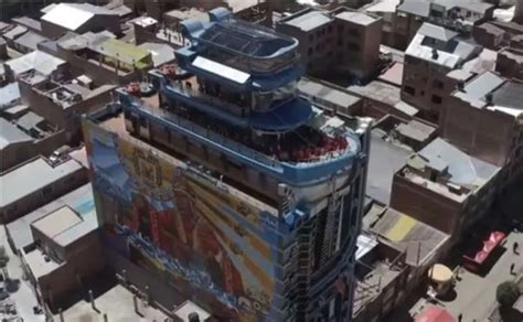 El Titanic Que Flota Sobre Las Nubes En Una Ciudad De Bolivia