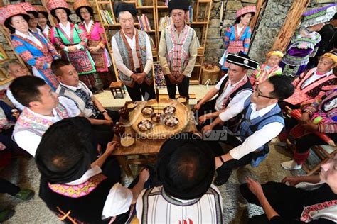 云南罗平：苗族传统婚礼 人民图片网