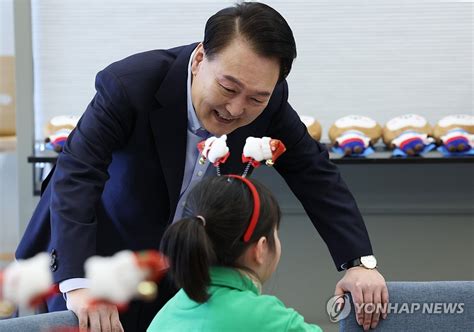 히어로즈 패밀리 자녀와 대화하는 윤석열 대통령 연합뉴스