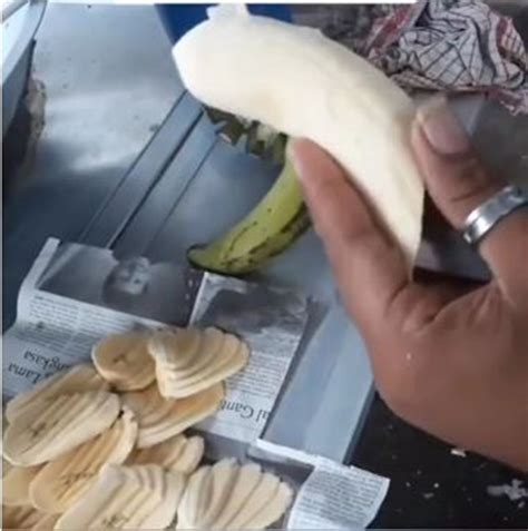 Nggak Perlu Pakai Talenan Ini Cara Mudah Potong Pisang Kipas Hasilnya