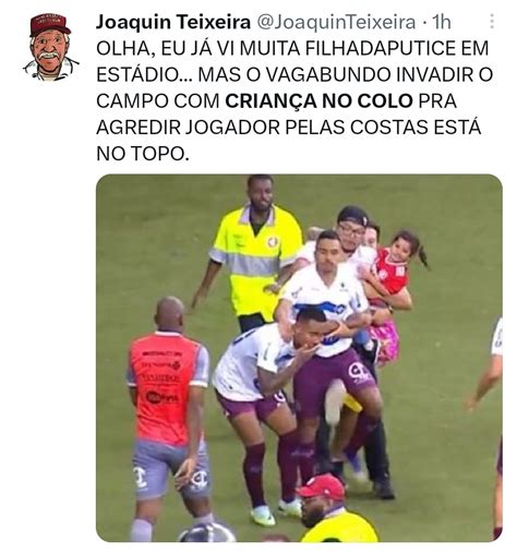 Notícias Torcedor invade campo criança no colo e agride jogador