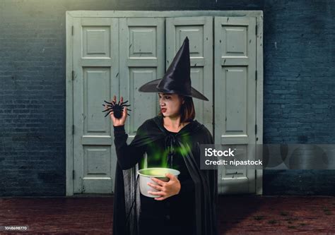 오래 된 시멘트 벽으로 나오는 연기 짜증 마녀의 가마솥을 들고 검은 무서운 마녀 할로윈 의상 여자 가마솥에 대한 스톡 사진 및 기타 이미지 Istock