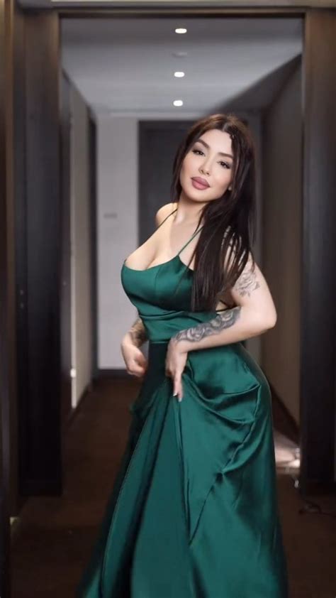 ‎نیلی افشار‎ ‎کدوم لباس بهم‌میاد همه بگین لطفا 🥰‎ Instagram