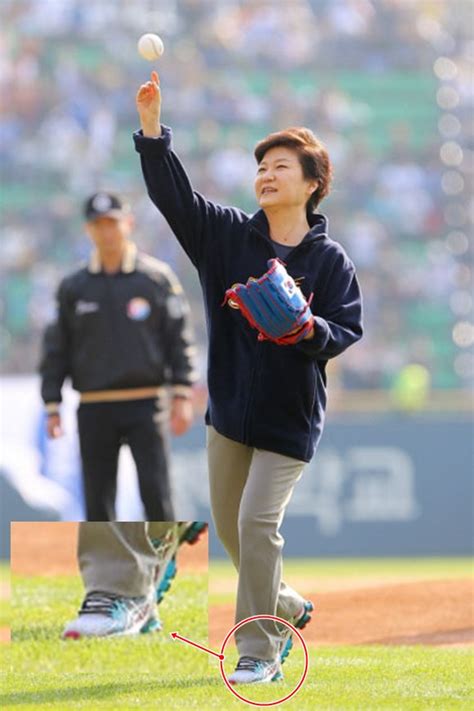문재인 시구 4년 전 박근혜 시구와 신발부터 달랐다 정치 기사 더팩트
