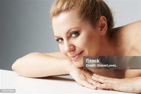 크고 파란 눈과 카메라를 보고 웃 고 어두운 눈 썹 아름 다운 여자 회색 스튜디오 배경 복사에 빛 자연 메이크업 모델 공간을 붙여 넣습니다 곱슬 머리에 대한 스톡 사진 및