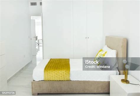 미니멀한 흰색과 노란색 인테리어 디자인 스타일의 현대적인 침실 조각과 내장 옷장 베개 이불 조명 램프가있는 침대 가구에 대한 스톡 사진 및 기타 이미지 Istock