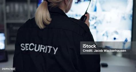 재산 보호 데이터 센터 또는 건물 안전을 위한 Cctv 모니터로 경비원 라디오 및 여성 검사 비디오 감시 기관 및 영상 컴퓨터 및 후면이 있는 제어실 25 29세에 대한