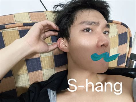 S Hang On Twitter 做的时候 也可以帮我舔掉脸上的汗嘛 Ps：我就是不爱刮胡子😑
