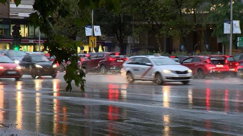 Cómo Pasar Con El Coche Por Una Balsa De Agua Inesperada En La Carretera
