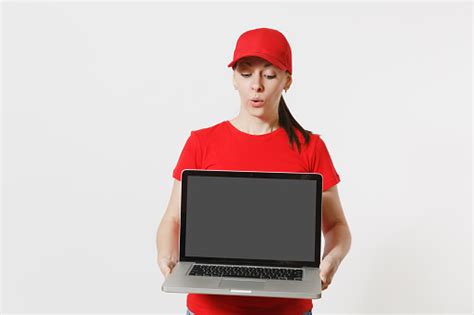 배달 개념입니다 빨간 모자에 있는 여자 T셔츠는 흰색 배경에 고립 광고에 대 한 공간을 복사 빈 빈 화면 Pc 컴퓨터를 들고 택배로 전문 백인 여성 가냘픈에 대한 스톡 사진