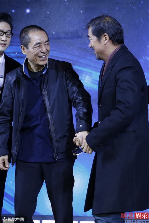 张艺谋与性感美女齐坐 见张国立握手寒暄 手机网易网