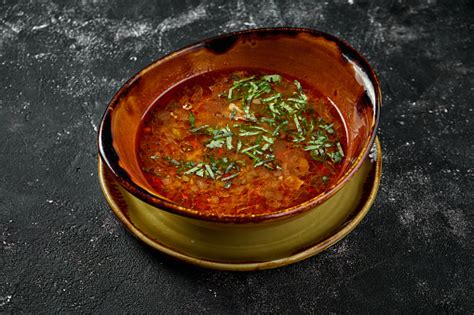하르초 쌀 호두 트클라피 또는 Tkemali 사워 소스를 곁들인 소고기 수프 그루지야 요리 요리 어두운 배경에 매운 수프 0명에 대한 스톡 사진 및 기타 이미지 Istock