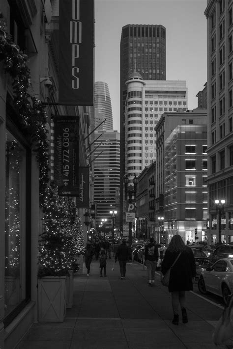 도시 거리의 흑백 사진 사진 Unsplash의 무료 사람 이미지