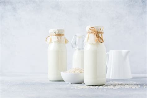 회색 배경에 쌀로 만든 수제 다이어트 야채 우유 알레르기가 있는 사람들을 위한 건강하고 건강한 식품 개념을 섭취하십시오 공간을 복사합니다 맨 위 보기입니다 0명에 대한 스톡