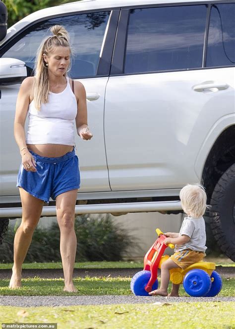 ¡ay Cariño La Embarazada Elyse Knowles Muestra Su Creciente Barriga