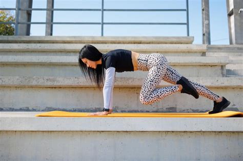 Premium Photo Athletic Woman Perfecting Plank Workout Outdoors